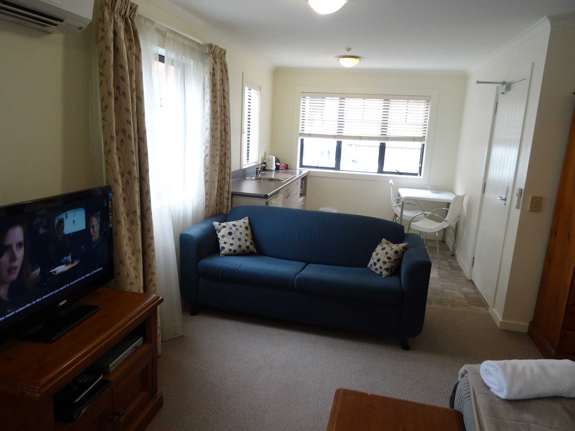 Sahara Deluxe Studio - Modern Serviced Apartments, Self-Contained Units